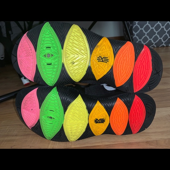 Nike Mens Kyrie Basketball Shoe (Rainbow Soles)